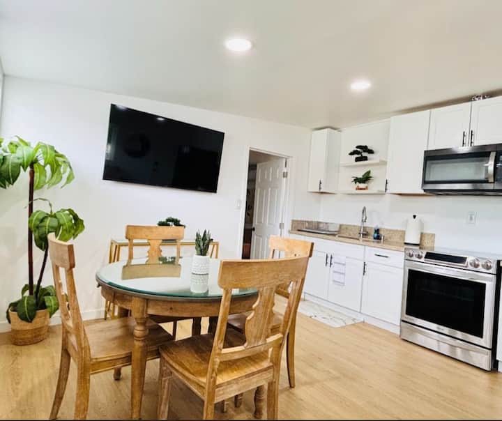 Warm Study & Chill Home | 2 Mins To Ucr + Downtown - Riverside, CA