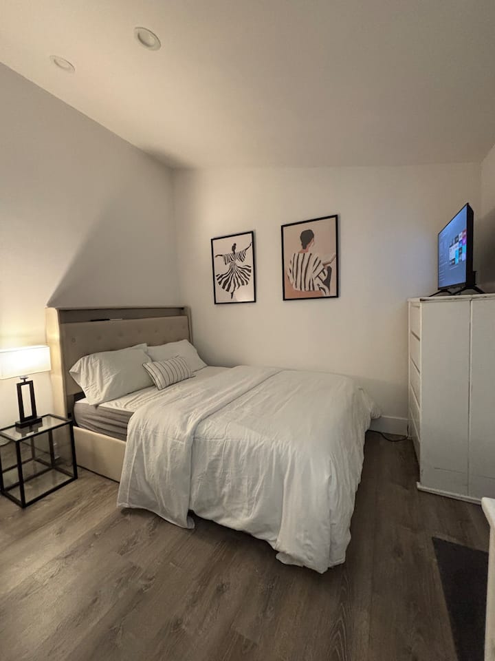 The White Independent Guesthouse + Parking Spot - Miami, FL