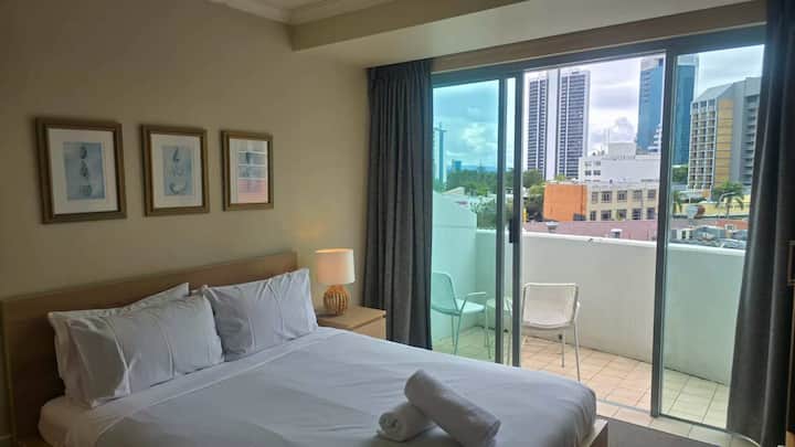 Queen Bed Studio In Legend Hotel Close To Beach - Surfers Paradise