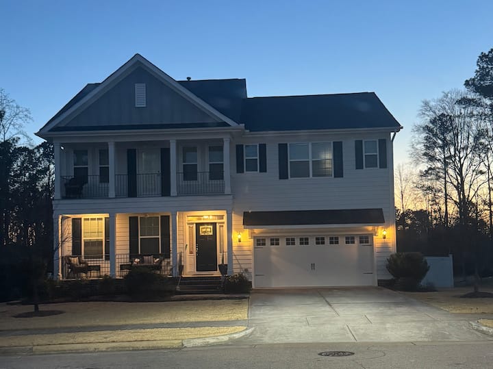 Stylish 5-br Oasis With Pool Close To Downtown Fun - Raleigh, NC