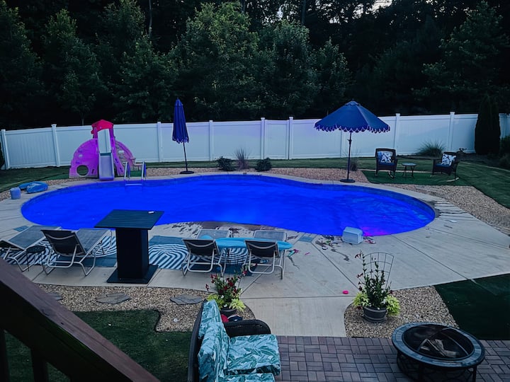 Stylish 5-br Oasis With Pool Close To Downtown Fun - Clayton, NC