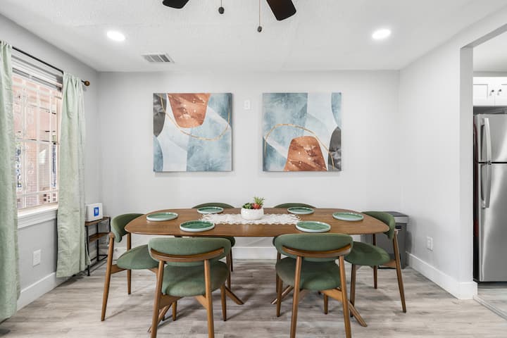 Comfort & Convenience – Near Med Center & Downtown - Houston, TX