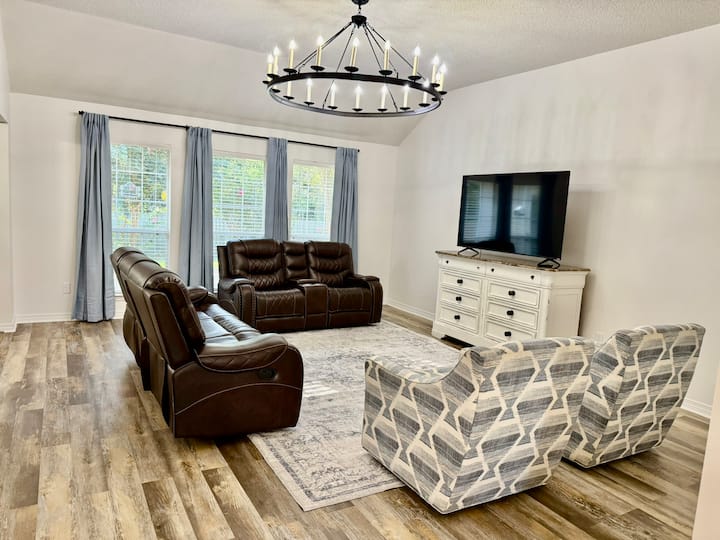 Charming Escape | Cozy Comfort Meets Modern Style - Big Creek Lake, AL