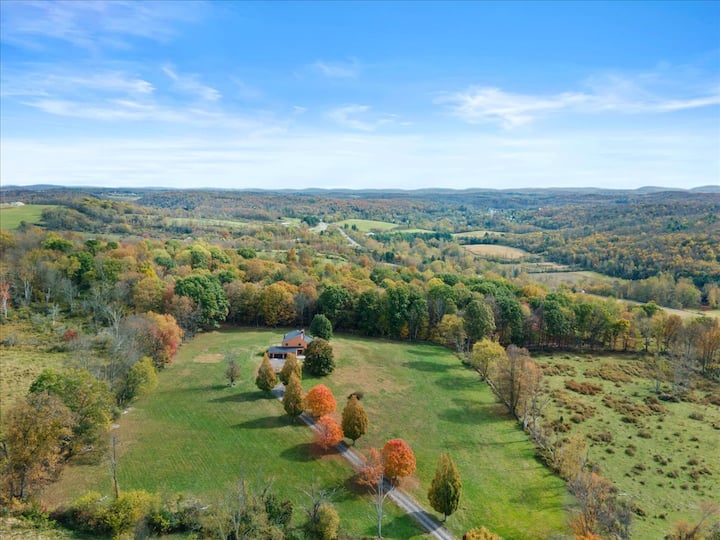 5-acre Luxe Lodge • Sauna, Hot Tub & Game Room - Lake Winola, PA