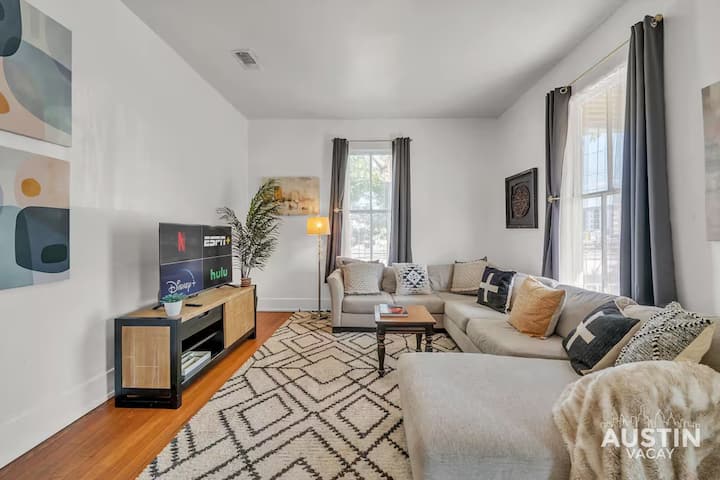 Historic Home Meets Modern Charm Mins To N Campus! - Austin, TX
