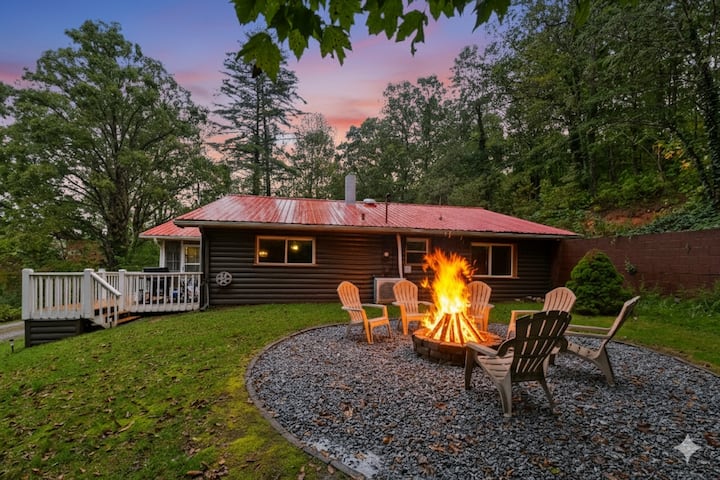 Cozy Franklin Cabin – Fireplace & Firepit Deck - Franklin, NC