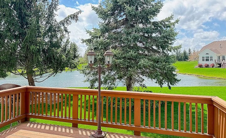 Cozy Lake View Condo - Medina, OH