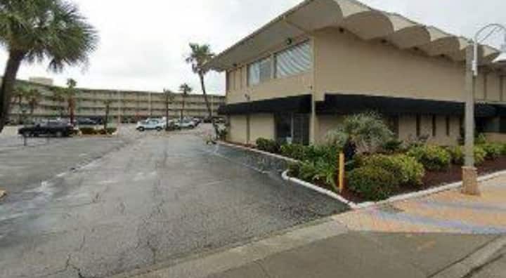 Beachside Condo Middle Of Daytona Beach. - Daytona Beach Shores, FL