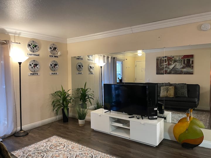 Cozy 2br/2ba Retreat By Strip | Pool Included - Las Vegas