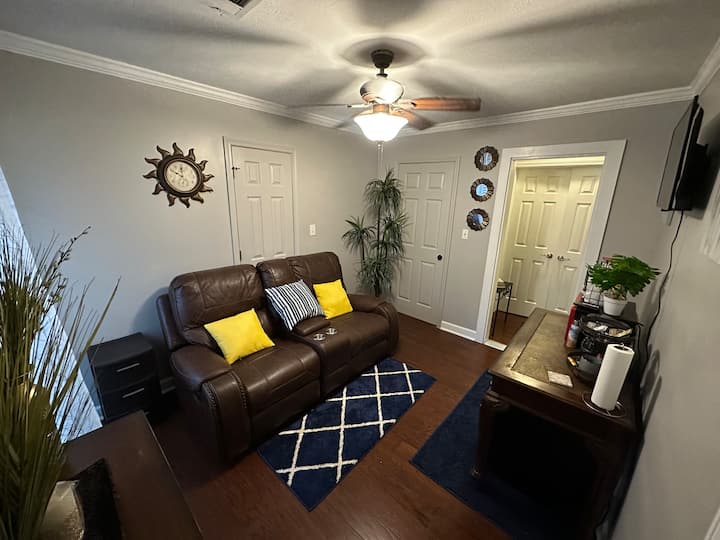 Capital Suite Getaway | Stylish 1br, 1 Ba & Patio - Jackson, MI