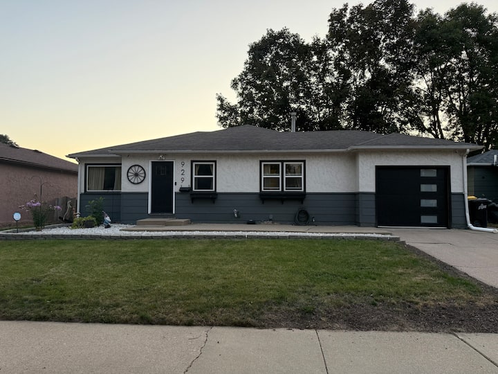 Entire House, Movie Theater, Pool Table &Mini Golf - Sioux Falls, SD
