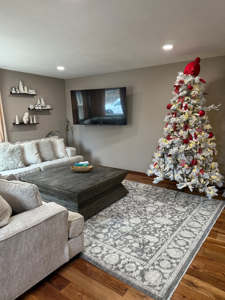 Family Fun Home W/ Theater, Pool Table & Mini Golf - Sioux Falls, SD