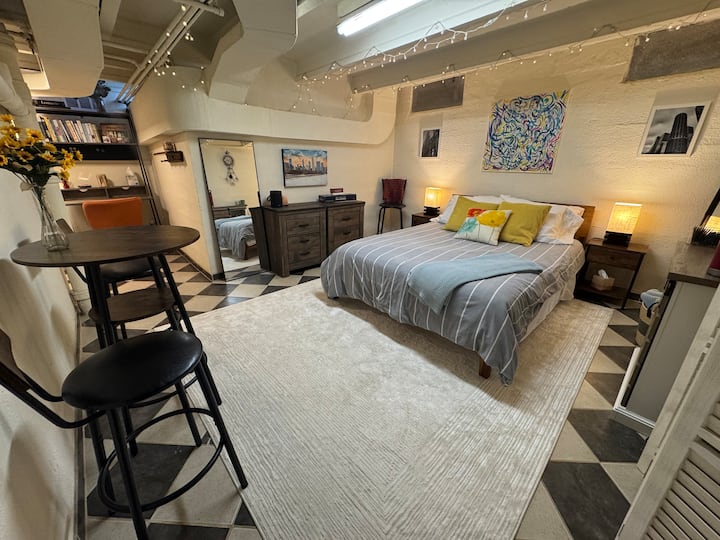 Guest Suite With Separate Entrance And Cozy Gym! - Wilmette, IL