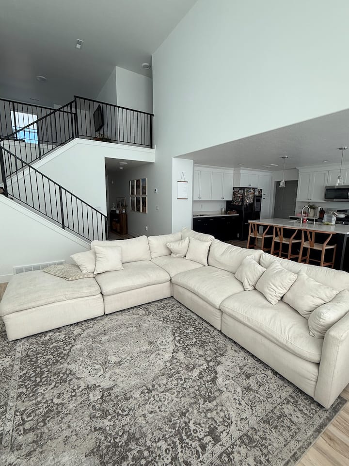 Big Modern House With A In Ground Trampoline - Saratoga Springs, UT