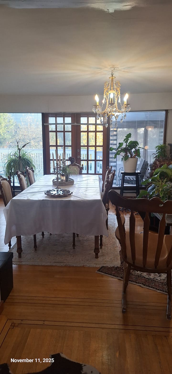 Charming Nature 3 Bedrooms Home With Mountain View - Cypress Mountain, BC