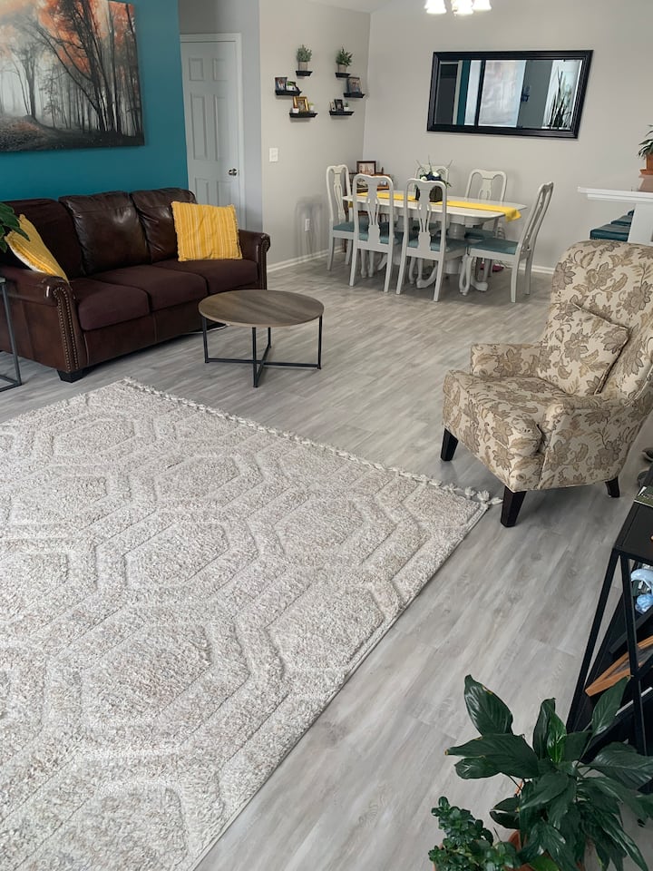 Townhome With Free Breakfast, Snacks And Coffee - Omaha