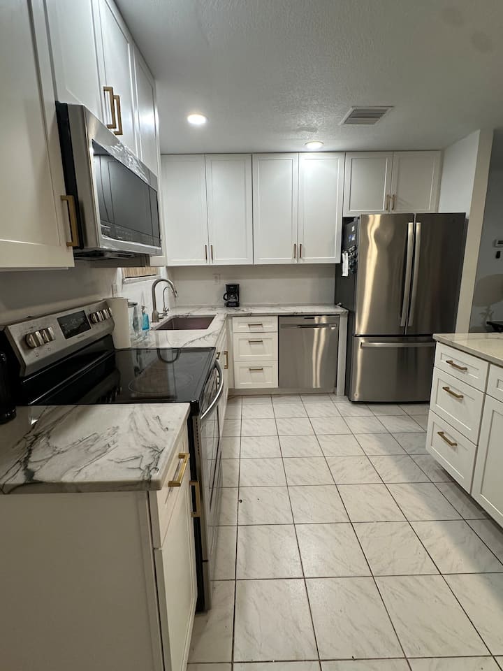 Solar Powered Pet & Family Friendly Home + Kayaks - Port Charlotte, FL