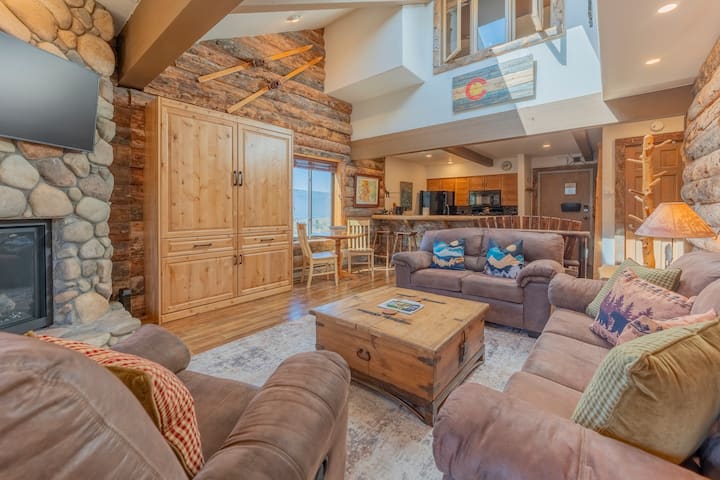Alpine Escape: Hot Tub + View + 2 Blocks To Lift! - Crested Butte, CO