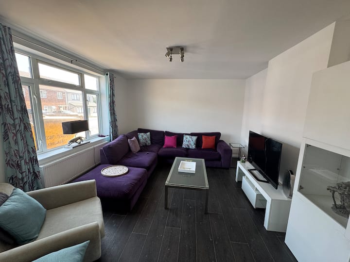 3 Bed House Newly Decorated Harold Hill Comfy Beds - Brentwood