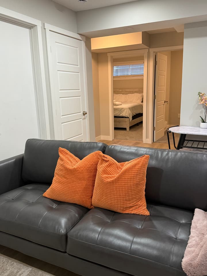 Cozy Basement 2 Bedroom Suite - Airdrie
