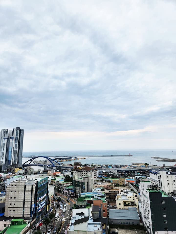 [지니] 썬라이즈호텔 #바다시티뷰 #감성룸, 여유로운숙소, 개인 Ott 가능 - Sokcho-si