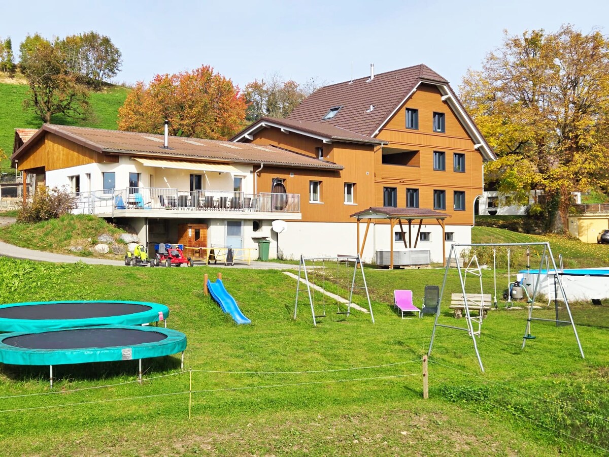 Swiss-Lodge: 7-13 personas, jacuzzi, silla de ruedas, naturaleza ...