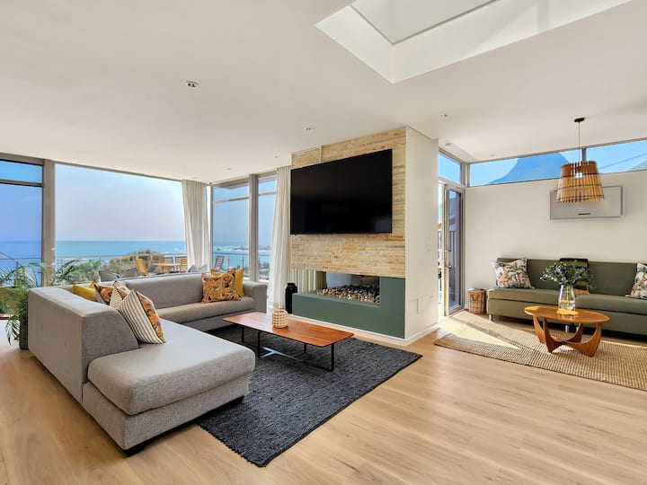 Escape To Sea & Mountains Views, Pool & Hot Tub - Camps Bay