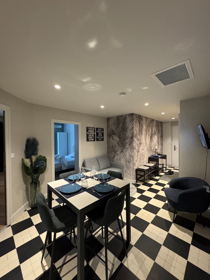 Le Premium
100m² 8 Couchages
Foch/caserne De Bonne - Saint-Martin-d'Hères