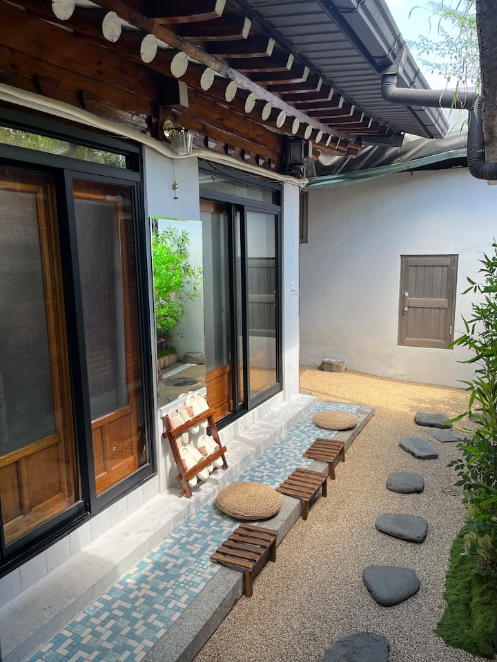 전통 한옥/5박이상 공항 무료픽업/ 자쿠지무료/ 3룸 한옥체험/ 독채 /촌캉스/최대6인 - Seoul