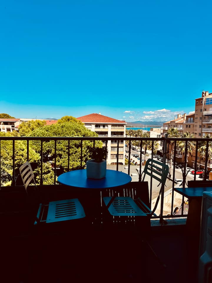 Bright Top-floor Studio With Sea-view Balcony - Hyères