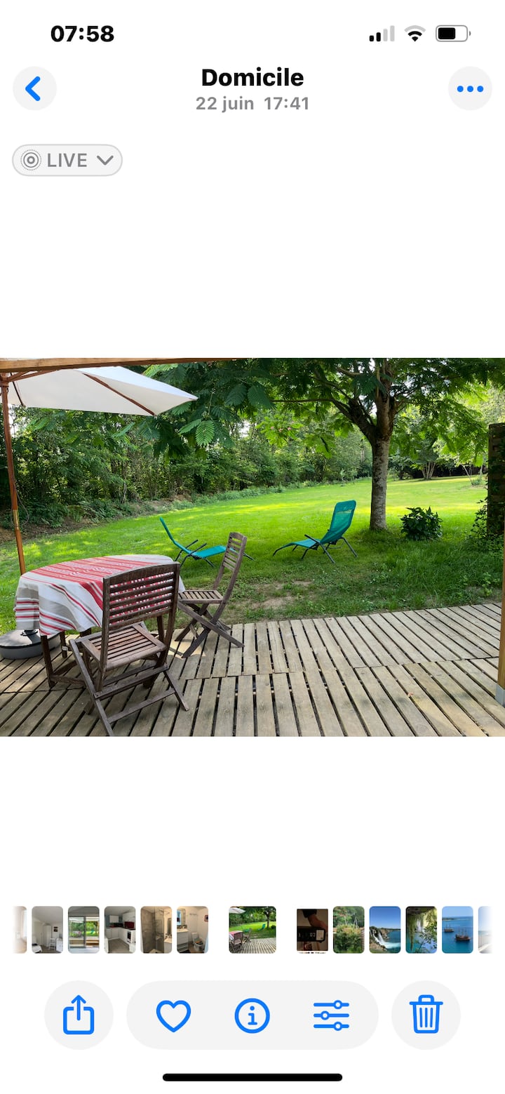 Chalet En Bois, Dans Un Grand Parc. - Josse