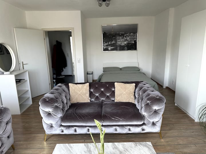 Bright & Spacious Room | Bed, Lounge & Workdesk - Cologne