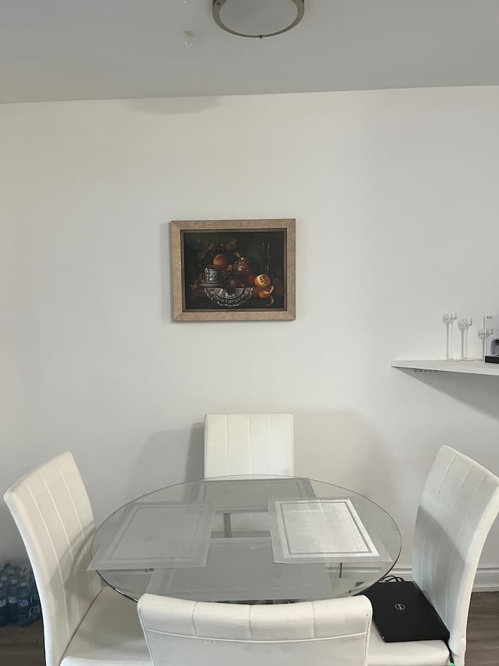 Private 1 Bedroom Apartment+amenities In Downtown - カナダ ベルビル