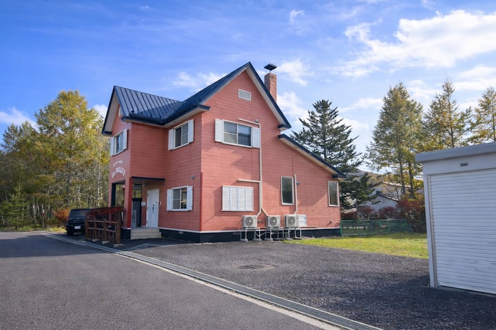 連泊がお得｜暖炉のある吹き抜けリビング｜4寝室 - 大沼