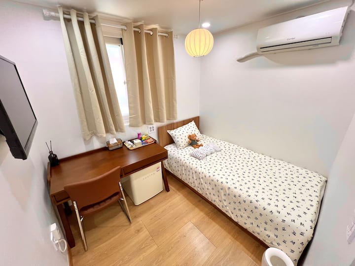 [단독 욕실 | 지하철 도보 6분] 맛집 카페 가득한 상권 속 깔끔하고 아늑한 숙소*201 - Seoul