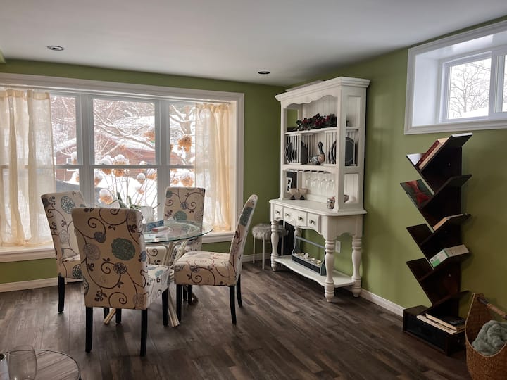 Bright & Cheery Lower Level Batchelor Apartment. - Parry Sound