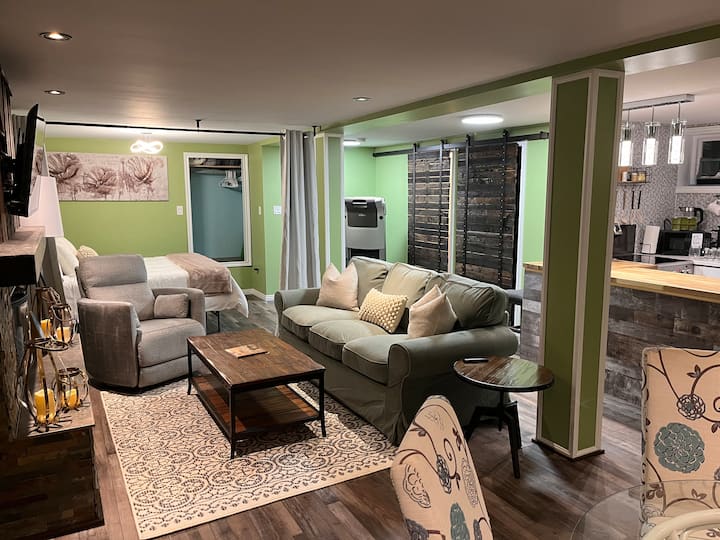 Bright & Cheery Lower Level Bachelor Apartment. - Parry Sound