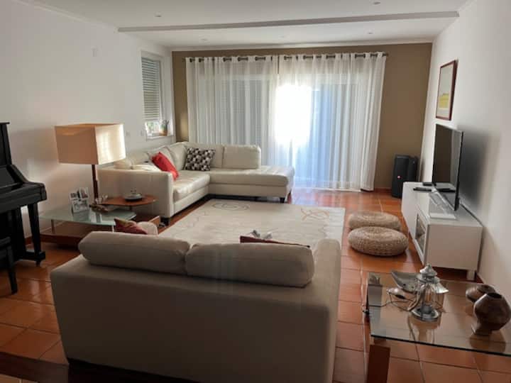 Vivenda Espaçosa Com Jardim E Churrasqueira - Cascais