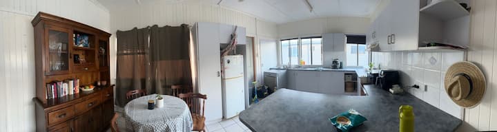 The Railway House - Pet Friendly - Gladstone