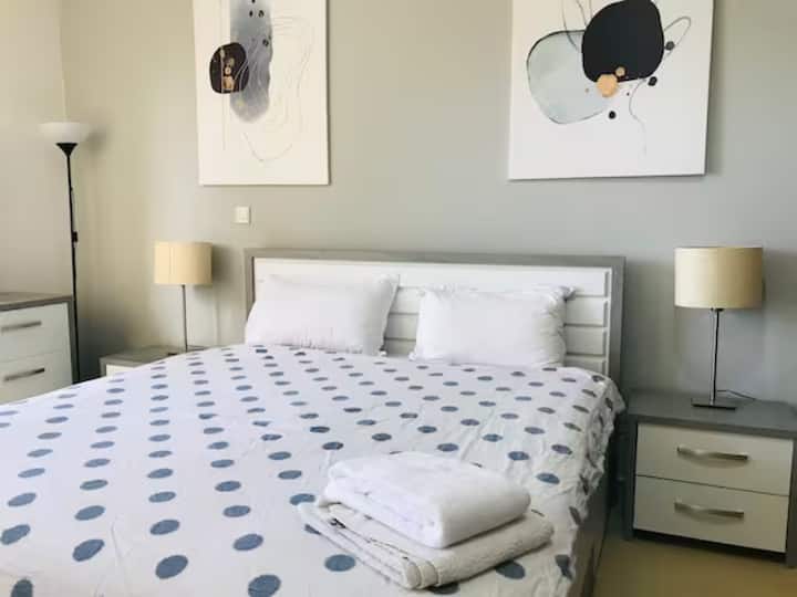 Seaview Room & Private Bathroom, Beachfront Flat - Dubai