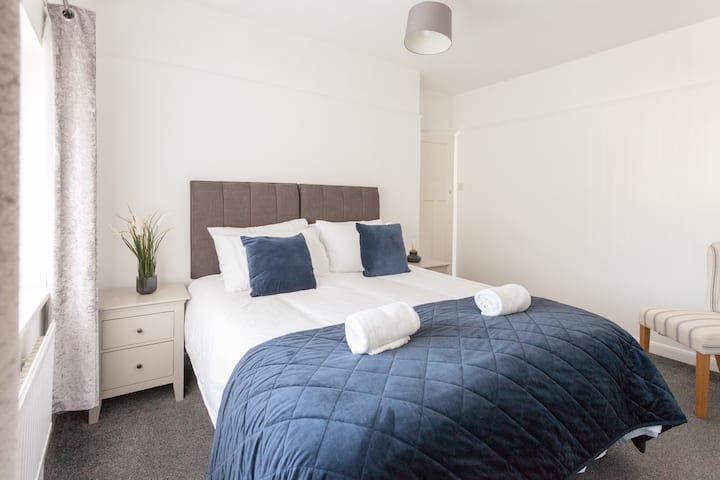 Warrington House Contractor Stay. Driveway Parking - Warrington