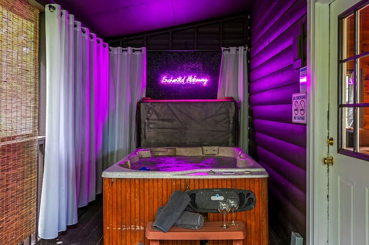 Romantic Couples Cabin | Theatre • Game Room • Luv - Sevierville, TN