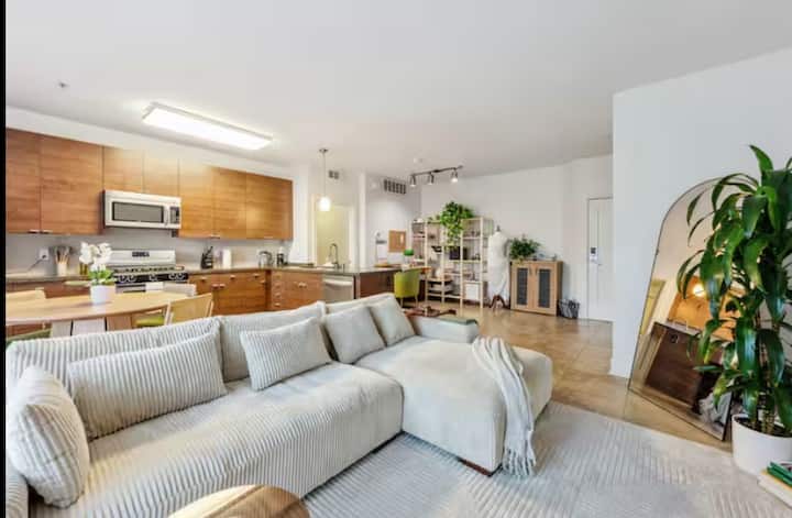 Luxe 1 Bd Apt | 5 Mins To The Beach | Free Parking - Marina del Rey, CA