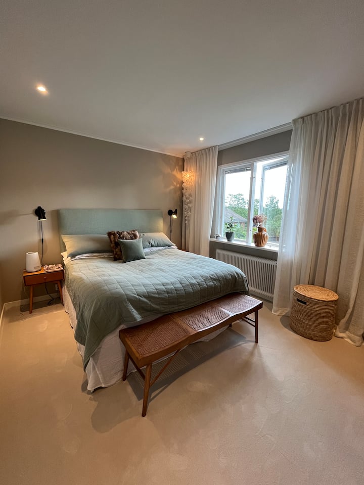 Mysigt Hus Med Underbar Trädgård ~ Jacuzzi - Stockholm