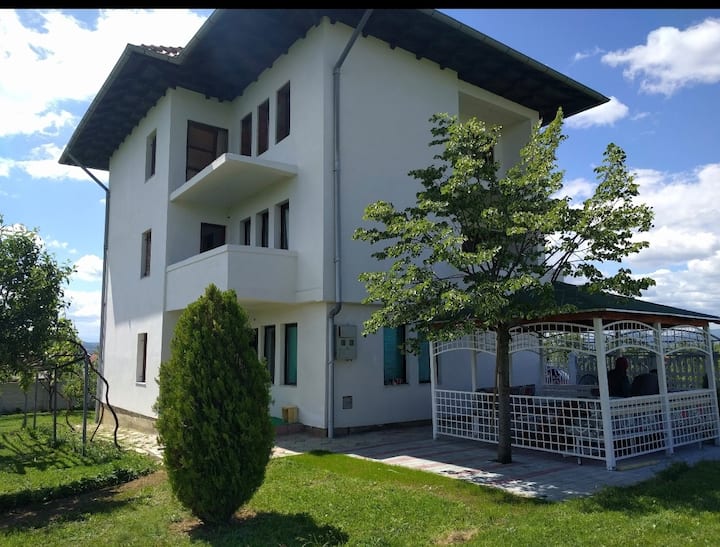 Huge Outdoor, Beautiful View, Cozy Home - Kosovo