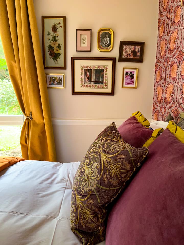 The White Rabbit Rooms - Room 2 - Broadford, UK