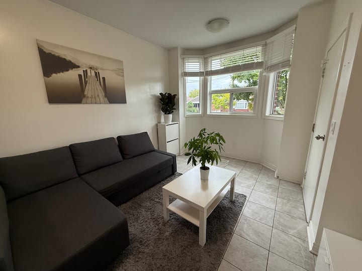 Main Floor 2 Bd, Bed King E Queen - Toronto