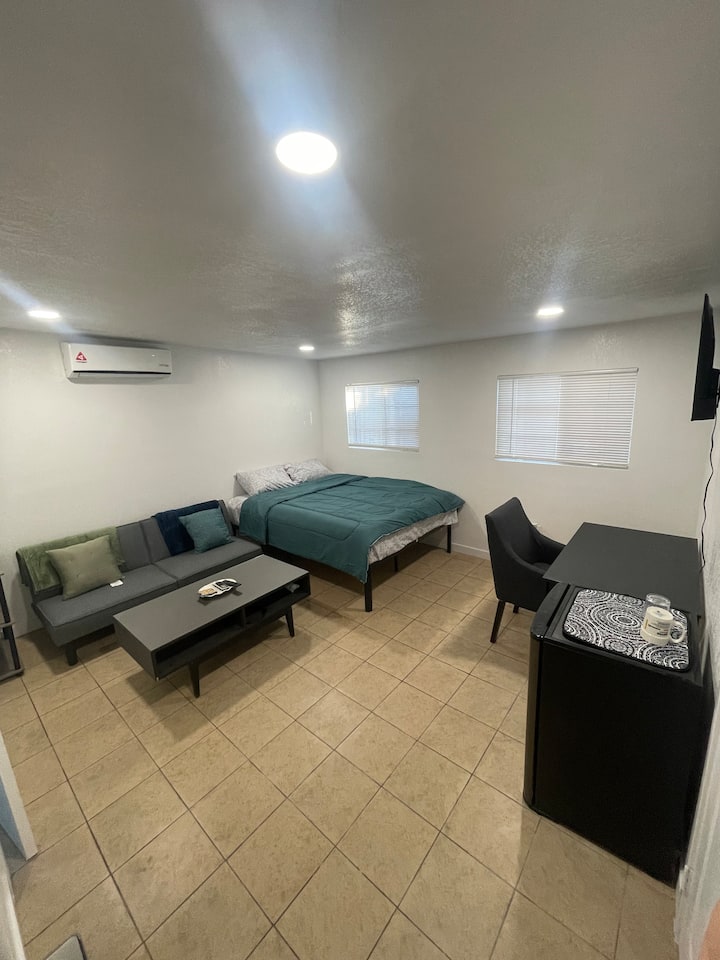 Private Room 20 Minutes Away From Disneyland - Stanton, CA