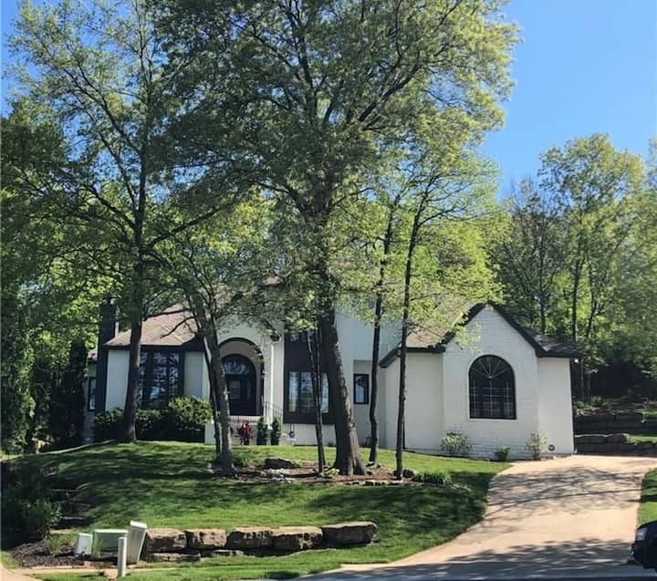 Spacious 5br/4.5ba House Near Dt Kansas City - Shawnee, KS