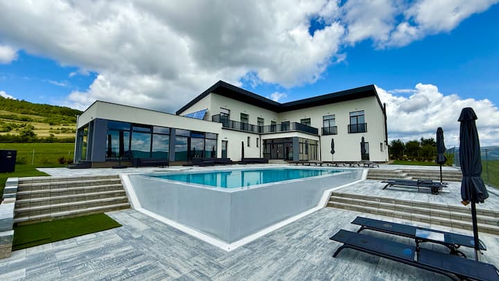 Villa Ambition: Tranquil Stay Near Sfântu Gheorghe - Belin